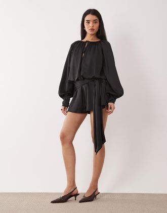 Asos Lang&auml;rmliger Satin-Playsuit in Schwarz mit Bindedetail