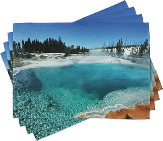 Abakuhaus Yellowstone Platzmatten, Heißer klarer Frühling und immergrüner Wald in Yellowstone Snowy Wintertime-Ansicht, Tiscjdeco aus Farbfesten Stoff für das E