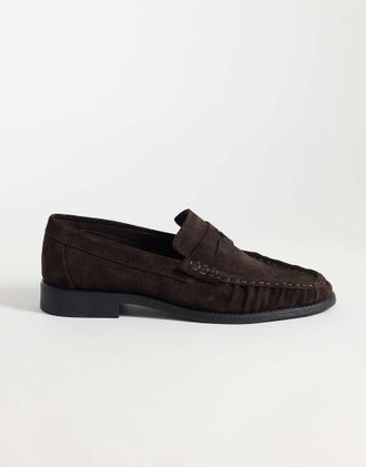 Noak Loafer aus braunem Wildleder mit geraffter Vorderkappe, hergestellt in Portugal