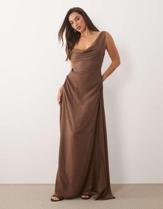 Missy Empire Missy Empire - Robe longue en satin fronc&eacute;e sur le c&ocirc;t&eacute; avec &eacute;paule asym&eacute;trique - Chocolat-Marron