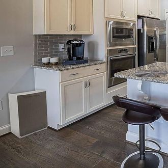 Dmora Silly Outdoor-Garderobe, Outdoor-Möbel, Mehrzweck-Balkonschrank mit Rattan-Effekt, 100 % Made in Italy, 34 x 29 x 47 cm, Taupe und Weiß