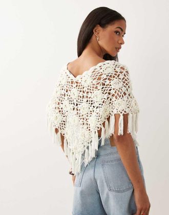 Kiwi & Co Poncho en maille crochet&eacute;e &agrave; la main avec &eacute;paules d&eacute;nud&eacute;es et franges - Cr&egrave;me-Blanc