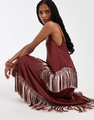 Asos Robe caraco longue bicolore en satin avec double rang&eacute;e de franges - Bordeaux-multicolore