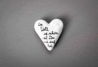 Good old Friends Porzellanherz Die Welt ist sch&ouml;n