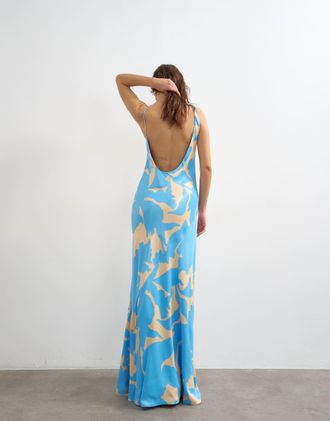 Topshop Robe longue en satin coup&eacute; en biais avec imprim&eacute; fleuri et dos nu &eacute;chancr&eacute; - Bleu-multicolore