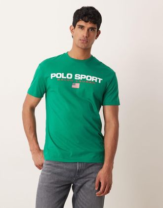 Polo Ralph Lauren Sport - T-Shirt in Khakigr&uuml;n mit Flaggen-Logoprint auf der Brust und klassischer Passform
