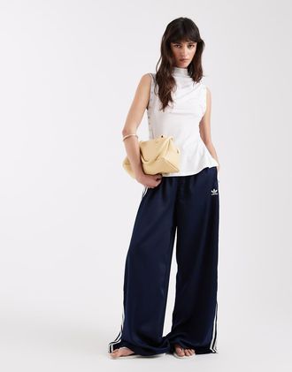 adidas Originals Pantalon de surv&ecirc;tement ample en satin - Bleu marine et blanc cass&eacute;