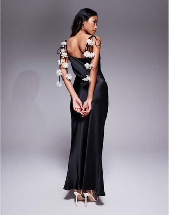 New Look Tr&auml;gerkleid aus schwarzem Satin mit Schulterbindung und 3D-Blumenverzierung