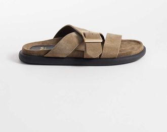 schuh Tear - Sandales plates en daim &agrave; brides crois&eacute;es et boucle - Sauge-Vert