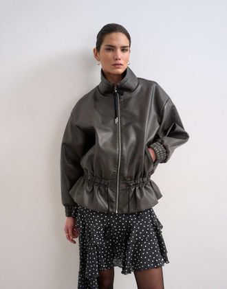 Topshop Jacke in schwarzer Lederoptik mit Knebelverschluss an der Taille und Stehkragen mit Rei&szlig;verschluss