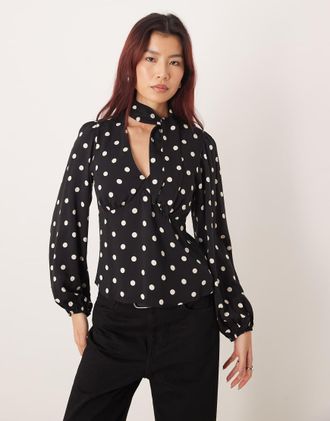 Nobody's Child Gepunktete Bluse in Marineblau mit Bindedetail am Ausschnitt