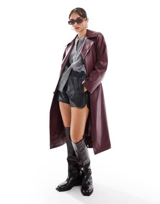 Stradivarius Trenchcoat in burgunderroter Lederoptik