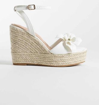 New Look Espadrilles mit Keilabsatz und Blumendetail in gebrochenem Wei&szlig;