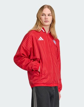 adidas FC Bayern Muenchen haut de surv&ecirc;tement Stadium en Better Scarlet / Team Victory-Rouge