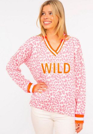 Zwillingsherz Sweatshirt Leo Pastell mit V-Ausschnitt, gestreiften B&uuml;ndchen und WILD Applikation