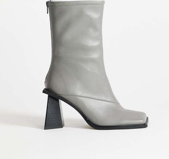 Topshop Kiara Stiefelette mit verl&auml;ngertem Schaftrand und Absatz in Grau