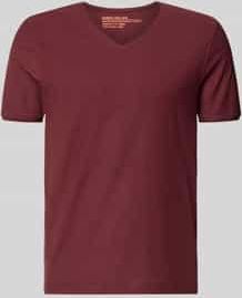 Mc Neal T-Shirt mit V-Ausschnitt und Rollsaum