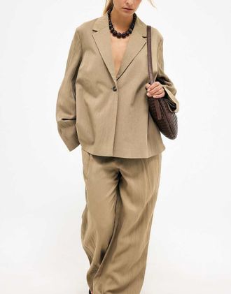 NA-KD Locker geschnittene Hose aus Lyocell-Mix in Taupe-Braun