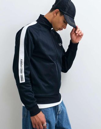 Fred Perry veste de surv&ecirc;tement coordonn&eacute;e &agrave; bandes imprim&eacute;es bleu marine