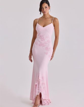 House of CB Anastelle - Robe longue en satin orn&eacute;e de perles &agrave; main - Rose