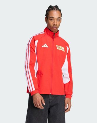 adidas Union berlin Heim-Einlaufjacke in kr&auml;ftigem Rot / Wei&szlig;