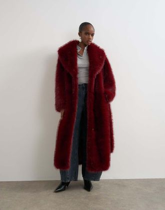 Topshop langer Mantel aus Kunstfell mit G&uuml;rtel in Kirschrot