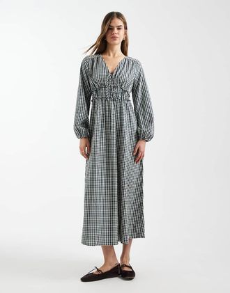 Vero Moda Robe longue nou&eacute;e sur le devant &agrave; carreaux vichy avec manches longues - Bleu marine et blanc