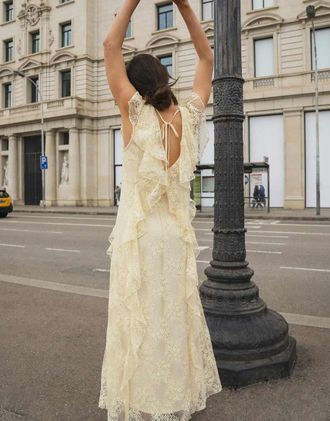 NA-KD Kate Klem - Maxikleid aus Volant und Spitze in Hellgelb