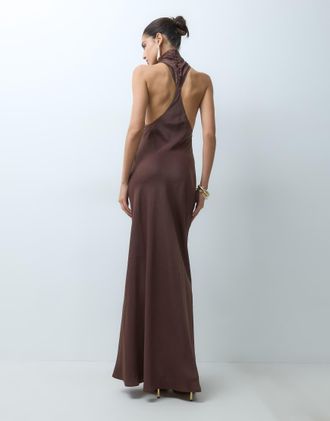 Asos robe longue en satin marron &agrave; col chemin&eacute;e, coup&eacute;e en biais et sans manches