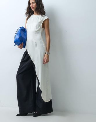 Asos extra langes asymmetrisches Satinoberteil in Ecru-Wei&szlig;