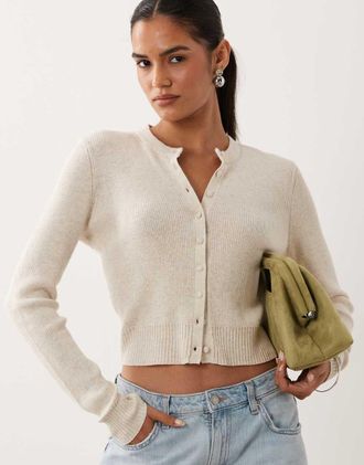 Abercrombie & Fitch gestrickte Micro-Cardigan in Cremewei&szlig;-Neutral