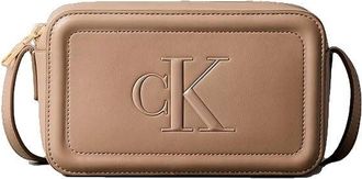 Calvin Klein Damen BOLD CK Kameratasche LV04F3220G Crossover, Braun (Desert Taupe), Einheitsgr&ouml;&szlig;e, Braun (Desert Taupe), One size