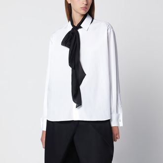 sacai Wei&szlig;e Bluse mit schwarzem Schal