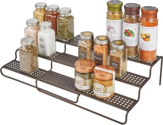 mDesign Gew&uuml;rzregal f&uuml;r K&uuml;chenschrank - ausziehbares K&uuml;chenregal f&uuml;r Ordnung in der K&uuml;che - Gew&uuml;rzst&auml;nder mit drei Ebenen aus Metall - bronzefarben