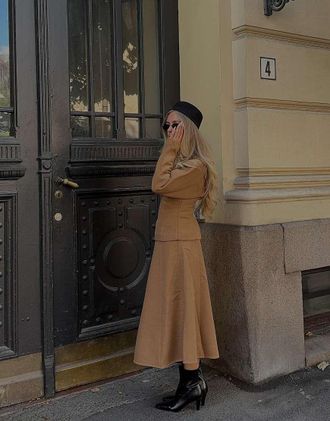 NA-KD x Sasha Sviridovskaya mittelhoch geschnittener Midirock in Kamelbraun