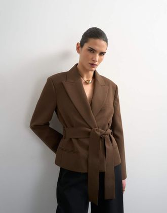 Topshop Kastiger Blazer in Schokobraun mit kurzem Schnitt und G&uuml;rtel-Neutral