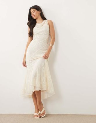 Forever New Robe longue en dentelle &agrave; empi&egrave;cements et col b&eacute;nitier - &Eacute;cru-Blanc