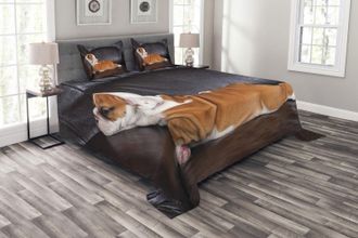Abakuhaus Englische Bulldogge Tagesdecke Set, Resting Welpen, Set mit Kissenbez&uuml;gen Waschbar, f&uuml;r Doppelbetten 220 x 220 cm, Kamel Braun