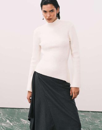 Pretty Lavish Top col roul&eacute; en maille c&ocirc;tel&eacute;e &agrave; ourlet asym&eacute;trique - Cr&egrave;me-Blanc