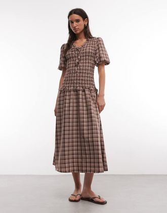 Daisy Street Robe mi-longue fronc&eacute;e &agrave; carreaux avec taille basse et manches bouffantes - Marron