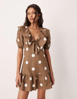 Glamorous Minikleid in Braun mit Polka Dots und gro&szlig;em Kragen-Brown