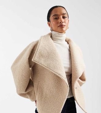 Asos Petite ASOS DESIGN Petite - Gem&uuml;tliche, schlichte Oversize-Jacke in Haferbeige mit Stehkragen-Wei&szlig;