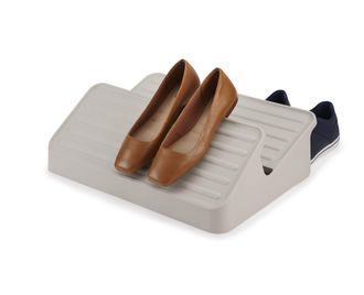 Joseph Joseph Shoe-In - 2-stufiger, platzsparender Schuhregal-Organisator, für bis zu 6 Paar Schuhe, groß - Beige