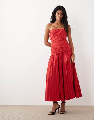 Mango Robe longue structur&eacute;e &agrave; &eacute;paules d&eacute;nud&eacute;es et ourlet pliss&eacute; - Rouge