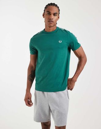 Fred Perry Ringer-T-Shirt in Gr&uuml;n mit Kontrastband