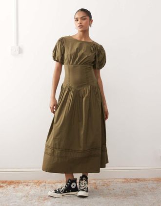 Reclaimed Vintage Midikleid in Gr&uuml;n mit Puff&auml;rmeln und Bindedetail auf der Vorderseite-Bunt