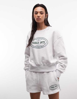 Nike Phoenix Fleece - Oversize-Sweatshirt in Hellgrau mit Tennis-Grafikprint
