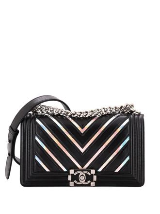 Chanel Mittelgro&szlig;e Boy Flap Chevron Old Umh&auml;ngetasche aus Lammleder mit PVC-Hologramm - Schwarz