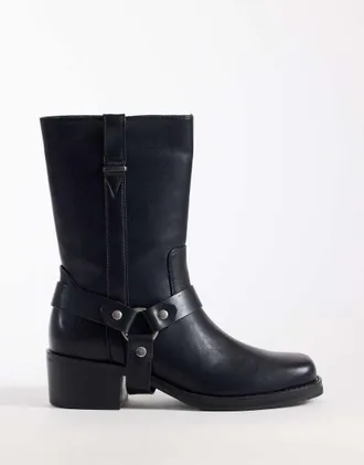 Asos Stiefel in Schwarz mit Metalldetail und abnehmbarer Schnalle