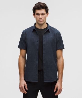 lululemon Airing Easy Kurzarm-Shirt für Männer - Größe XS in Star Tile Geo Club Blue Multi